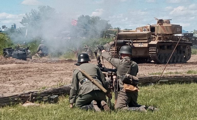 Battle re-enactments, tank displays at Oshawa tank museum's showcase ...